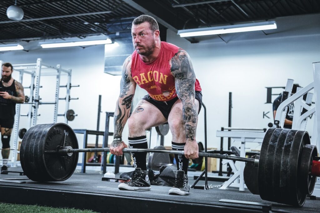 Equipped vs. Raw Powerlifting: Examining the Pros and Cons for Serious ...